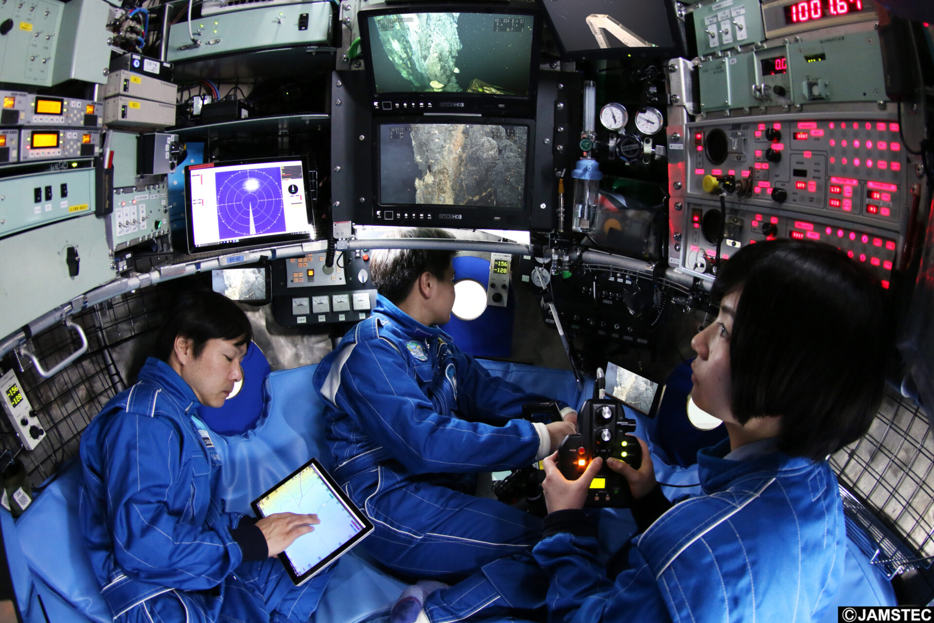 China to build 'deep-sea space station' 6,000ft below surface ...